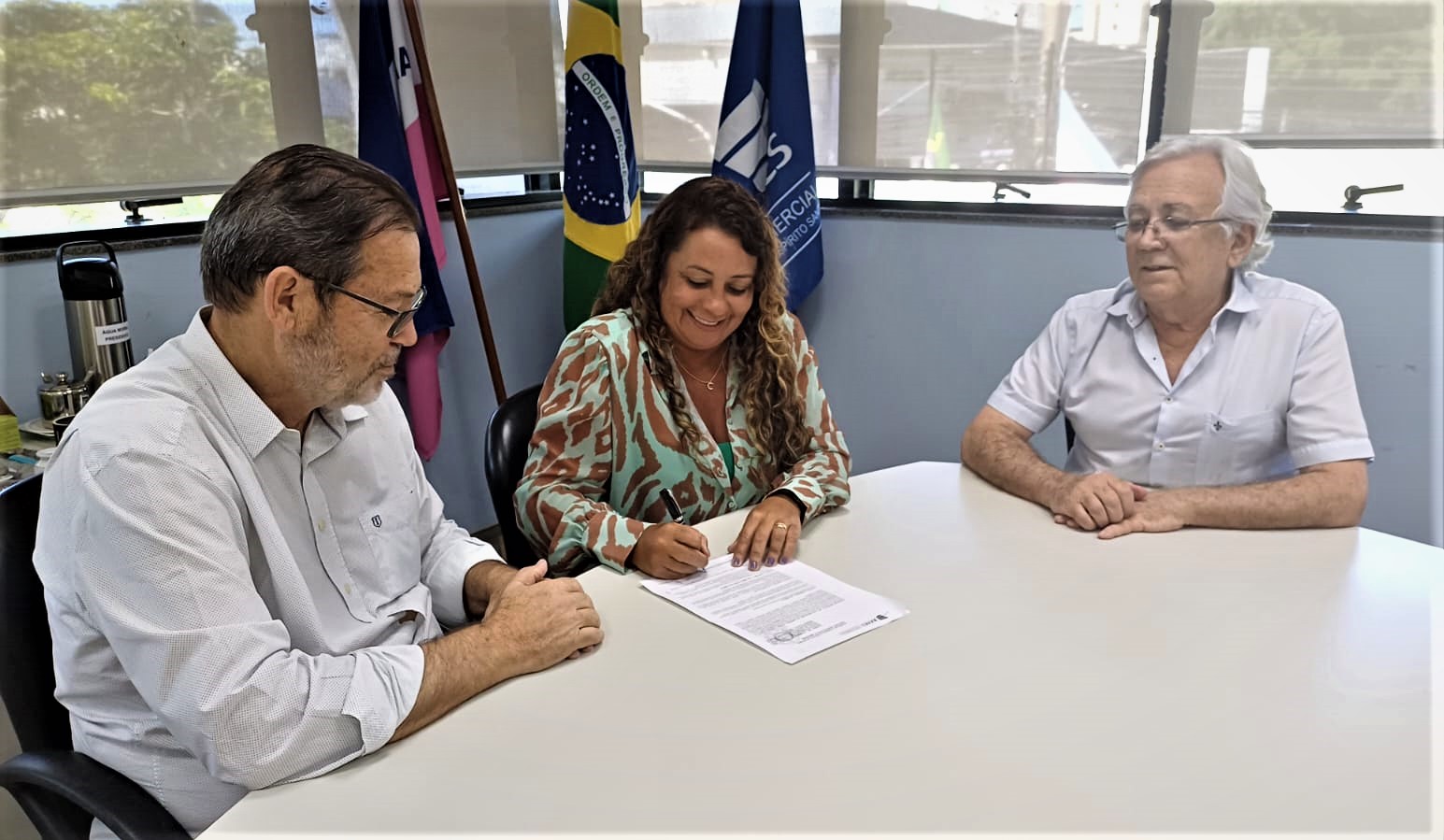 JUCEES - Jucees e CRC-ES assinam acordo de cooperação técnica