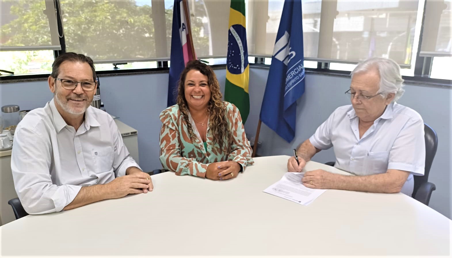 JUCEES - Jucees e CRC-ES assinam acordo de cooperação técnica